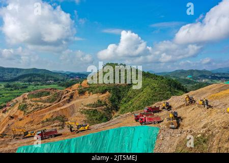(220828) -- LINGSHAN, Aug. 28, 2022 (Xinhua) -- Aerial photo taken on ...