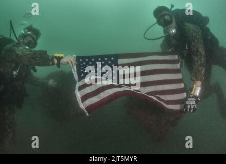 UCT 2 Dives the USS Arizona (Image 1 of 16) 160520 Stock Photo - Alamy