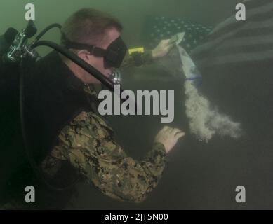 UCT 2 Dives the USS Arizona 160520 Stock Photo - Alamy