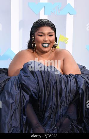 Lizzo walking on the black carpet at the 2022 MTV Video Music Awards ...