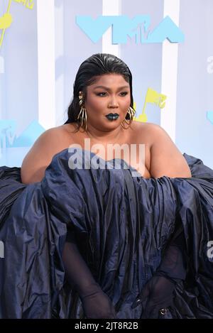 Lizzo walking on the black carpet at the 2022 MTV Video Music Awards ...