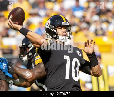 Pittsburgh Steelers quarterback Mitch Trubisky warms up before an NFL ...