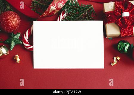 Christmas card mock up. Modern greeting card flat lay with green fir ...