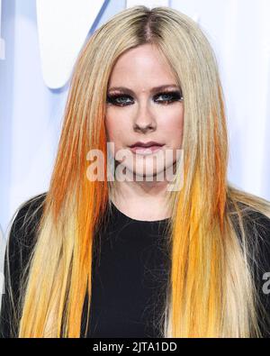 Avril Lavigne arrives at the MTV Video Music Awards at the Prudential ...