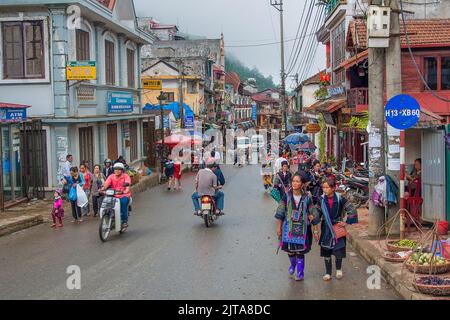 Vietnam, Sapa. Mainstreet in Sapa Stock Photo - Alamy
