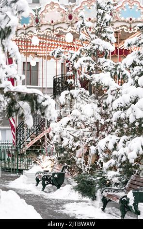 Blurred view of Christmas tree in shopping mall. Boxing day concept ...
