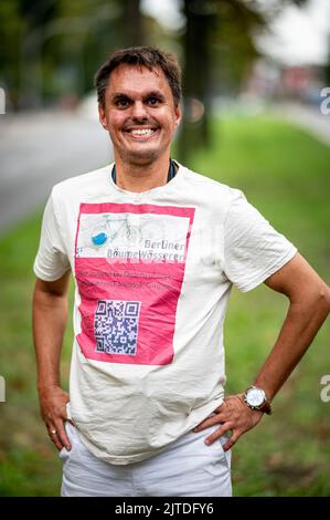 Berlin, Germany. 28th Aug, 2022. KOMBO - Illuminated signs light up ...