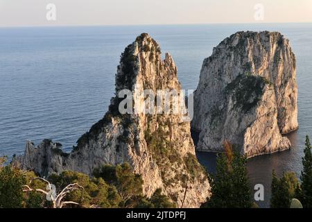 Capri - Faraglioni dal sentiero di Via Tragara Stock Photo - Alamy
