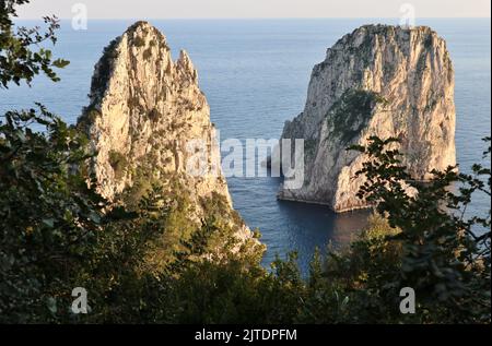 Capri - Faraglioni dal sentiero di Via Tragara al tramonto Stock Photo ...