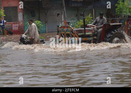 Lahore, Pakistan. 29th Aug, 2022. Pakistani people on their way and busy in Badami bagh ...
