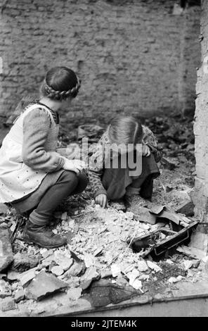 Kinder spielen in den Trümmern der zerbombten Innenstadt von Berlin ...