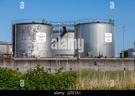 Brunsbüttel tank farm of the Heide refinery Stock Photo - Alamy