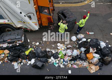 Edinburgh Scotland, UK 30 August 2022. Refuse collections restart after ...