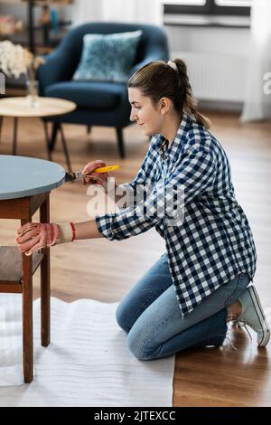 woman painting old wooden table with grey color Stock Photo - Alamy