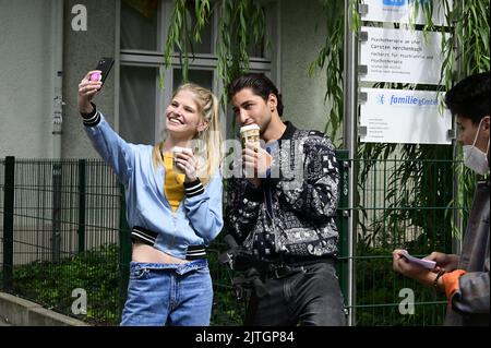 Katharina Kock aka Toni und Adonis Jovanovic aka Dean am Set bei ...