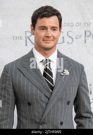 Benjamin Walker attends the World Premiere of "The Lord Of The Rings ...