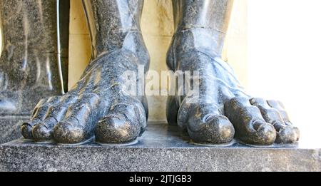 Feet of Atlanteans or good luck on a building in Saint Petersburg ...