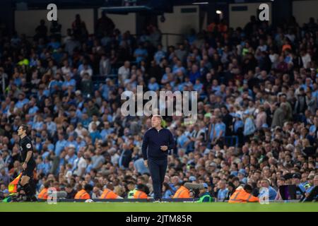 Manchester, UK. 31st Aug, 2022. Suzie Bates of Oval Invincibles hits to ...