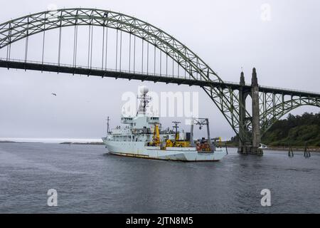 Thomas G. Thompson Research Ship with UW researchers Stock Photo - Alamy