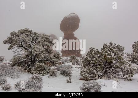 Balanced Rock in the freezing fog of a temperature inversion in winter ...