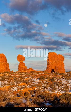 Rock formation and full moon, Balanced Rock, Arches National Park, Utah ...