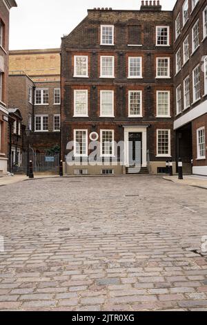 Gough Square and Johnson's Court adjacent to Dr Samuel Johnson's House ...