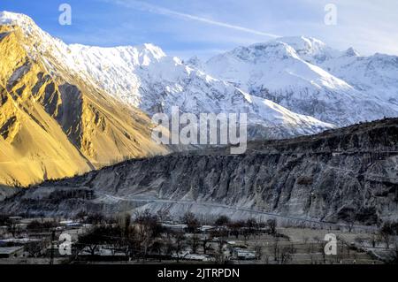 Hunza Valley in autumn, Karakoram Mountains, Gilgit-Baltistan ...