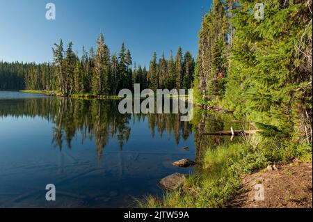Taylor Lake, high in the Oregon Cascades next to the Pacific Crest ...