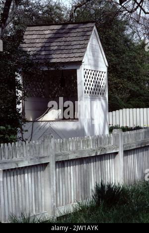Colonial Williamsburg VA USA 4/1987. Water well Stock Photo - Alamy