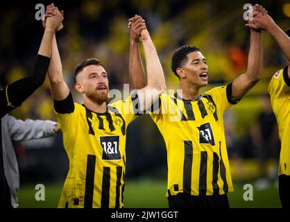 Schlussjubel: Salih Özcan (BVB), Jude Bellingham (BVB), Giovanni Reyna (BVB) Borussia Dortmund ...