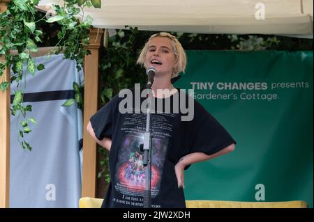 Jessie Buckley & Bernard Butler playing acoustic at a secret set on the ...