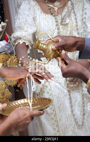 sri lankan poruwa ceremony Stock Photo - Alamy