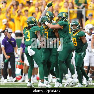 Baylor Bears linebacker Bryson Jackson (7) against the Texas State ...