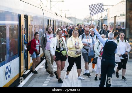 ZANDVOORT - Visitors on their way to the Zandvoort circuit where the F1 ...