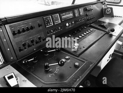 Image of the cabin (steering position) of an electric train set (plan y ...