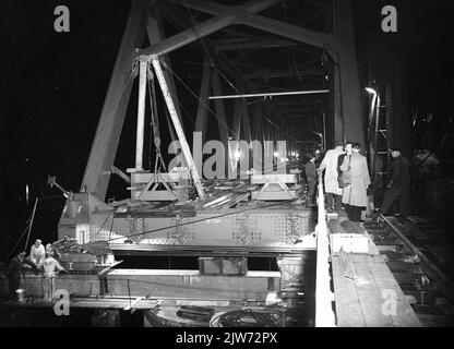 Image of the repair work on the railway bridge over the Maas near ...