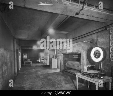 Interior of the building for vegetable and fruit auctions (Croeselaan ...