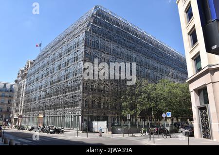 Buildings in an entire Paris street block covered with a metal ...