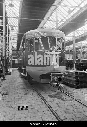 Image of a diesel-electrical train set the 3 (plan u) along the ...