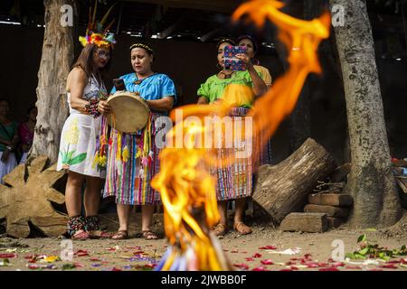 Sonsonate, El Salvador. 04th Sep, 2022. Tatiana Melisa Pila (R), 12 ...