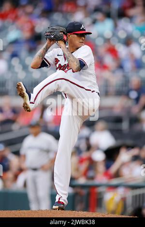 Atlanta Braves relief pitcher Jesse Chavez (60) throws to the plate ...