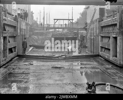 Image of the drained floor in the bottom head of the Weerdsluis in ...