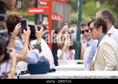 Harry Styles arrives at the photocall for "Don't Worry Darling" at the ...