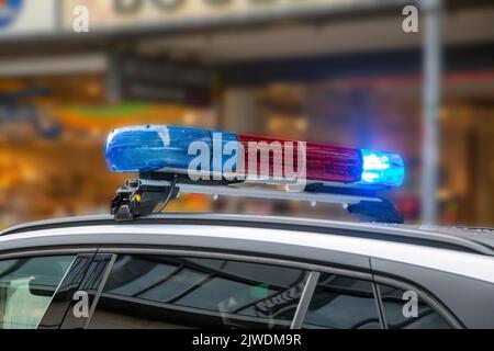 Polizeiauto mit blinkendem Blaulicht im Einsatz *** Police car with ...