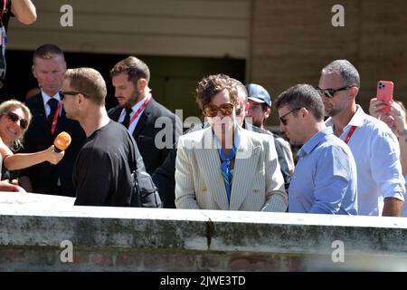 Harry Styles arrives at the photocall for "Don't Worry Darling" at the ...