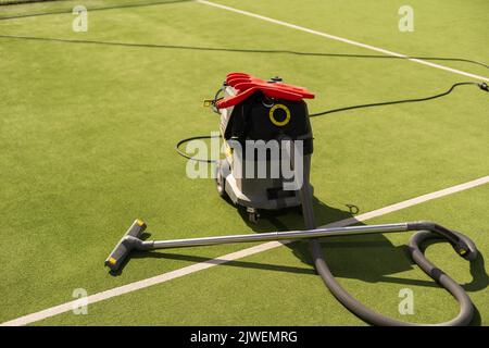 vacuum cleaner for the tennis court Stock Photo - Alamy