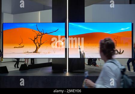 LG Messestand, OLED TV Bildschirm, Internationale Funkaustellung IFA ...