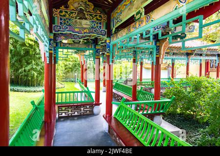 Colourful pavilion walkways at China Garden (Chinagarten Zürich ...