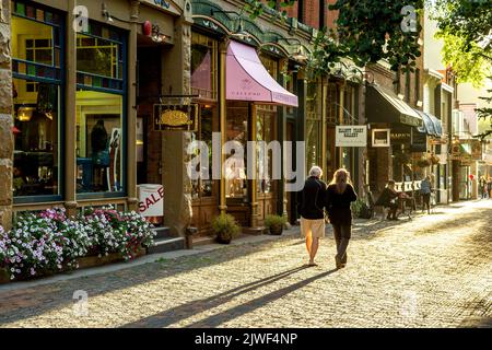Street scene, Hyman Avenue Mall, Aspen, Colorado USA Stock Photo - Alamy