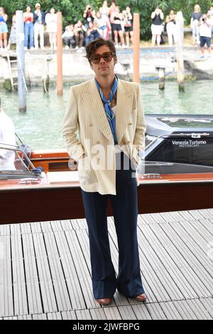 Harry Styles arrives at the photocall for "Don't Worry Darling" at the ...